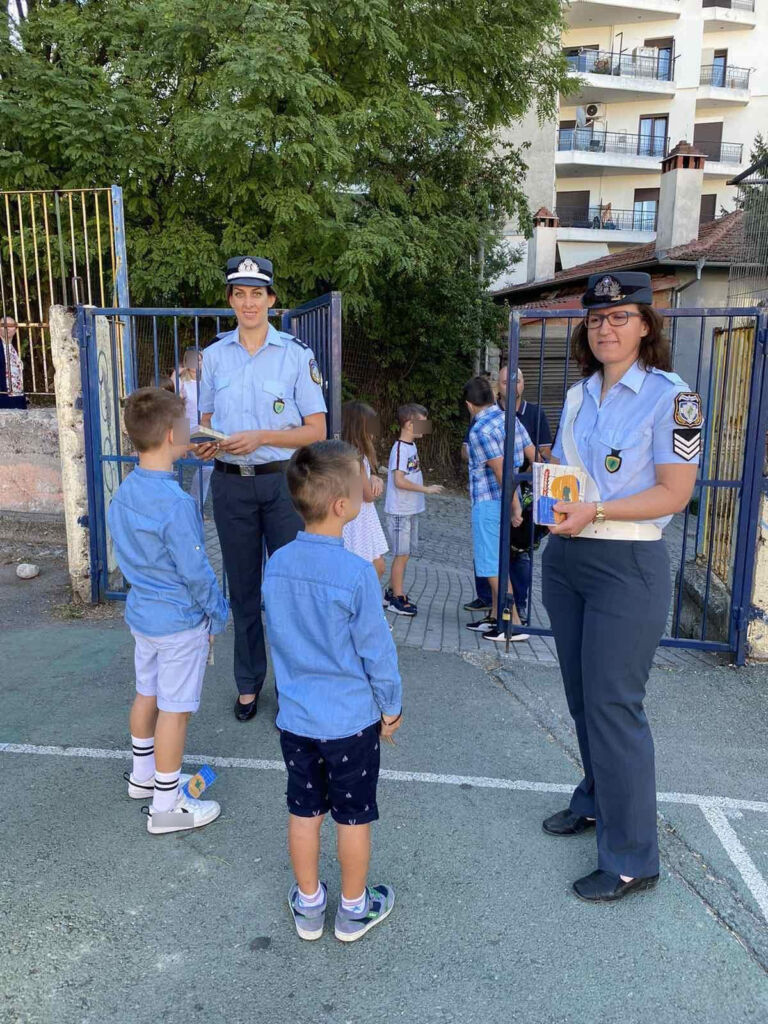Ενημερωτικά φυλλάδια τροχαίας και σχολικά προγράμματα σε μαθητές ...